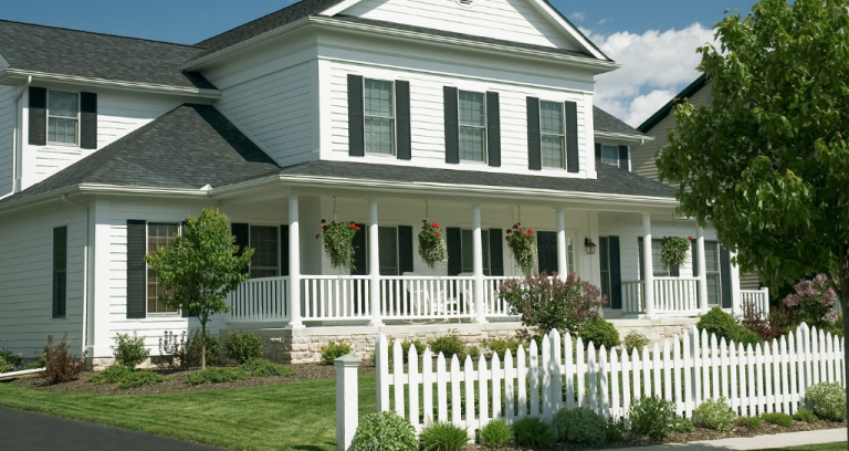 Decorative Fence Styles for 3+ House Types | Farmhouse, Colonial & More